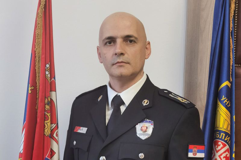 У редовима полиције нема места за оне који имају било какве везе са ...